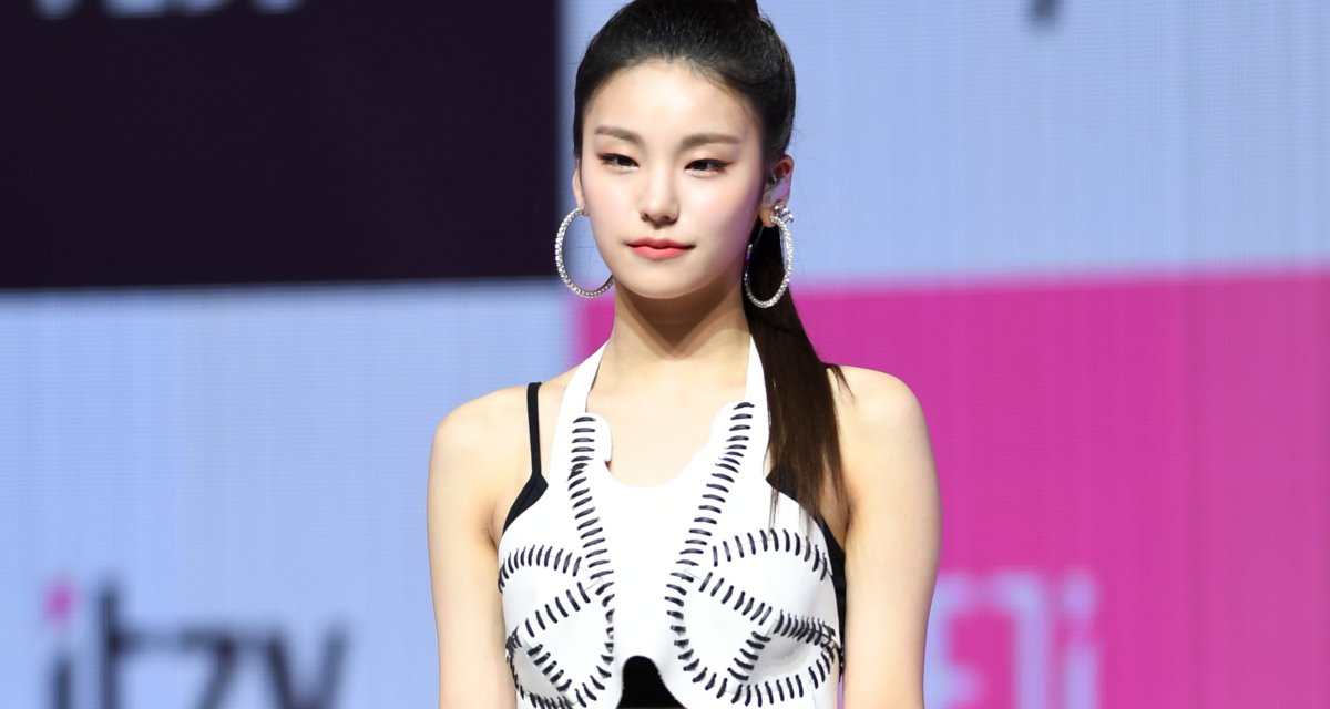 있지(ITZY) 예지, 허리 부상. ‘2021 AAA’ 불참 | 더블유 코리아 (W Korea)