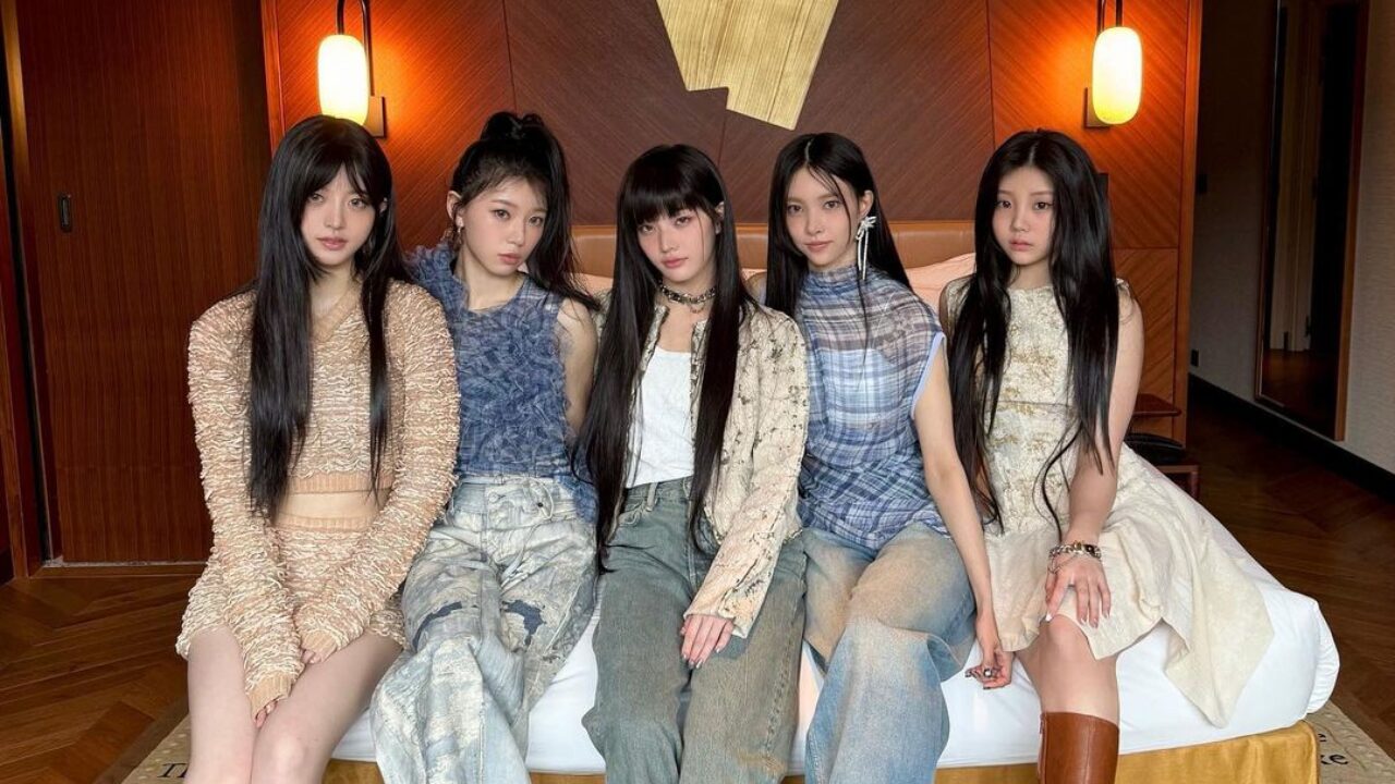 "아일릿, 아크네 스튜디오 선물의 매력과 정확한 선택력" - Kollo